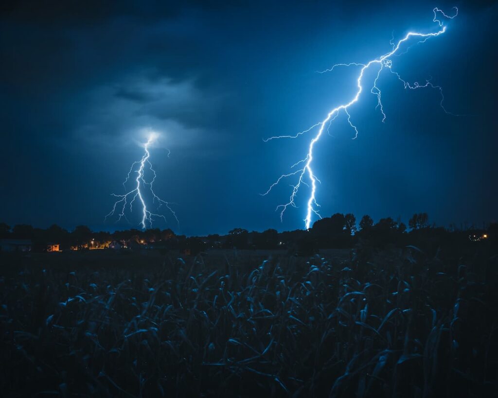 How Does Lightning Work? | Geography Scout